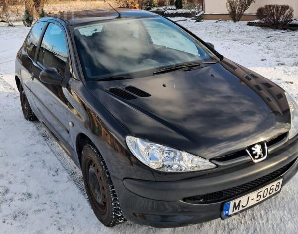 Black Peugeot 206 2005 in Talsi, with an engine capacity of 1.10 L and mileage of 201 thousand km for 1100 €, photo 8 on AUTOMOTO.COM.LV