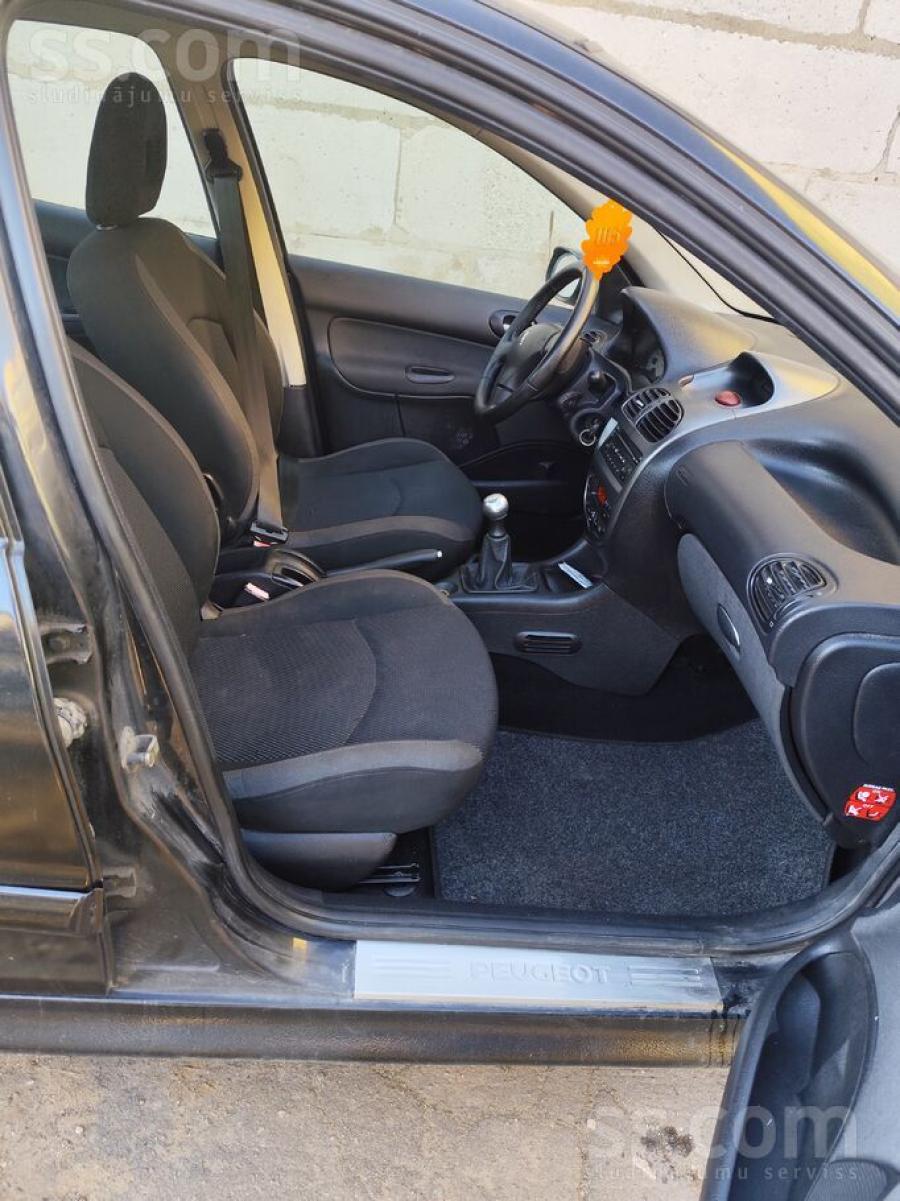 Melns Peugeot 206 2006 Rīga, ar dzinēja tilpumu 1.40 L un nobraukumu 190 tūkst. km par 1200 €, foto 6 vietnē AUTOMOTO.COM.LV