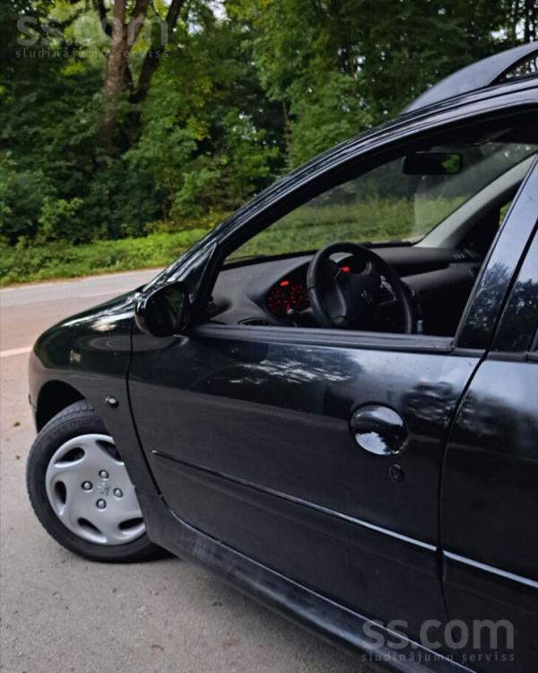 Melns Peugeot 206 2003 Ludza, ar dzinēja tilpumu 1.40 L un nobraukumu 257 tūkst. km par 1000 €, foto 6 vietnē AUTOMOTO.COM.LV