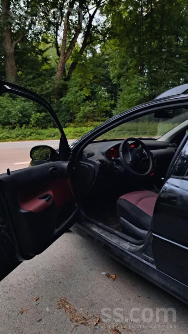 Melns Peugeot 206 2003 Ludza, ar dzinēja tilpumu 1.40 L un nobraukumu 257 tūkst. km par 1000 €, foto 7 vietnē AUTOMOTO.COM.LV