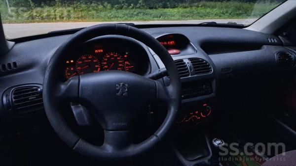 Melns Peugeot 206 2003 Ludza, ar dzinēja tilpumu 1.40 L un nobraukumu 257 tūkst. km par 1000 €, foto 9 vietnē AUTOMOTO.COM.LV