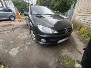 Melns Peugeot 206 2005 Kauņa, ar dzinēja tilpumu 1.60 L un nobraukumu 302 tūkst. km par 400 €, foto  vietnē AUTOMOTO.COM.LV