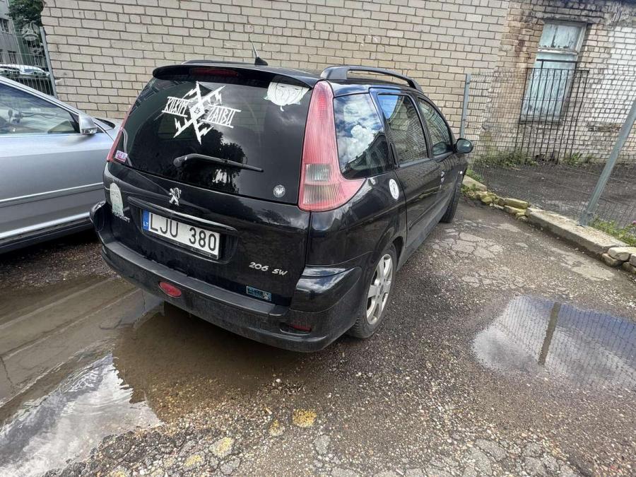 Black Peugeot 206 2006 in Kaunas, with an engine capacity of 1.56 L and mileage of 302 thousand km for 500 €, photo 5 on AUTOMOTO.COM.LV