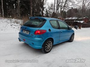 Zils Peugeot 206 2000 Tallina, ar dzinēja tilpumu 2.00 L un nobraukumu 252 tūkst. km par 2900 €, foto  vietnē AUTOMOTO.COM.LV