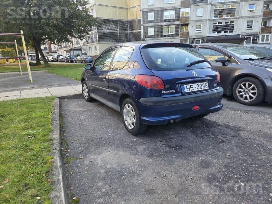 Blue Peugeot 206 2004 in Riga, with an engine capacity of 1.10 L and mileage of 118 thousand km for 550 €, photo 5 on AUTOMOTO.COM.LV
