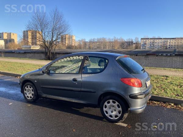 Blue Peugeot 206 2007 in Riga, with an engine capacity of 1.40 L and mileage of 189 thousand km for 1450 €, photo 4 on AUTOMOTO.COM.LV