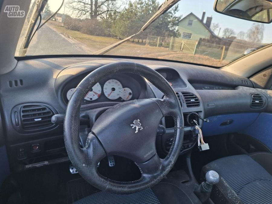 Peugeot 206 2004 Jurbarkas, ar dzinēja tilpumu 1.80 L un nobraukumu 25 tūkst. km par 600 €, foto 4 vietnē AUTOMOTO.COM.LV
