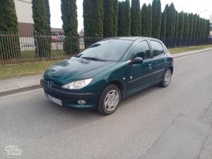 Zaļš Peugeot 206 2000 Viļņa, ar dzinēja tilpumu 1.40 L un nobraukumu 262 tūkst. km par 880 €, foto  vietnē AUTOMOTO.COM.LV