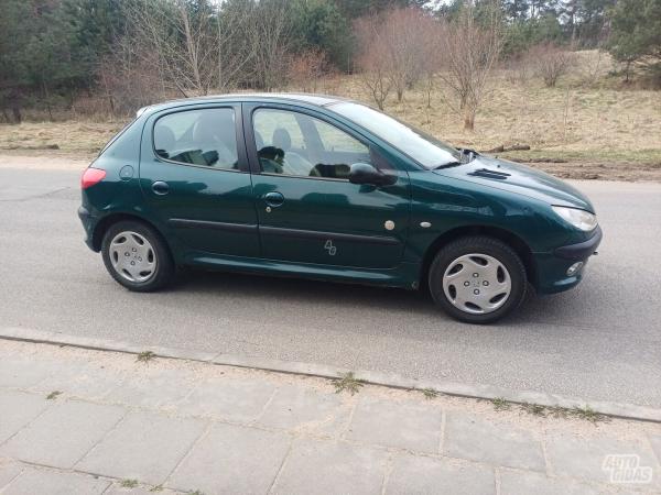 Zaļš Peugeot 206 2000 Viļņa, ar dzinēja tilpumu 1.40 L un nobraukumu 262 tūkst. km par 880 €, foto 4 vietnē AUTOMOTO.COM.LV