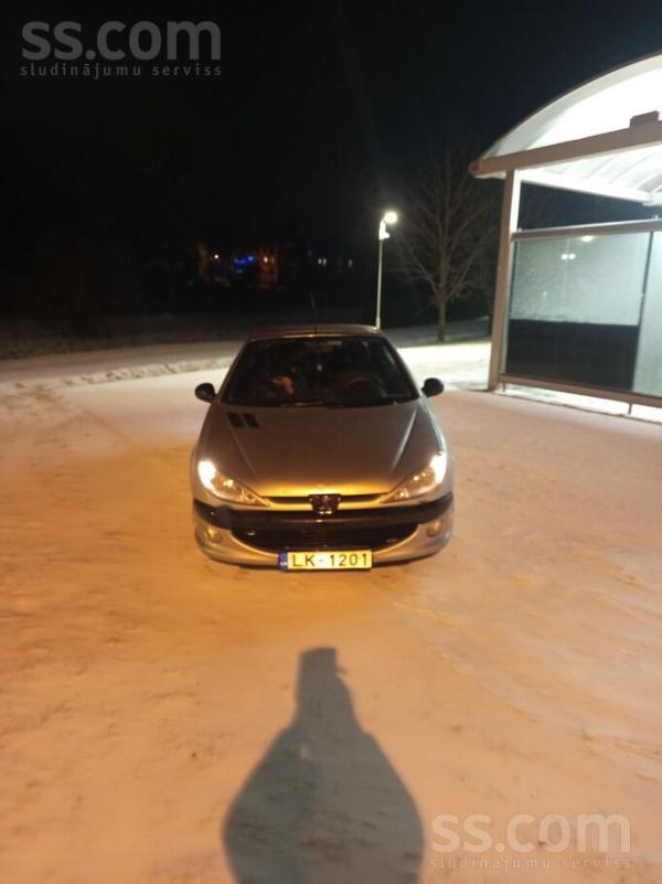 Pelēks Peugeot 206 2001 Cēsis, ar dzinēja tilpumu 2.00 L un nobraukumu 0 tūkst. km par 2500 €, foto 2 vietnē AUTOMOTO.COM.LV