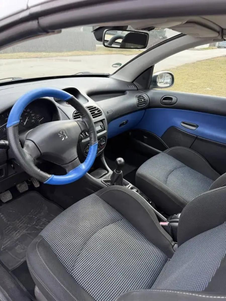 Grey Peugeot 206 2001 in Ventspils, with an engine capacity of 1.60 L and mileage of 222 thousand km for 1690 €, photo 9 on AUTOMOTO.COM.LV