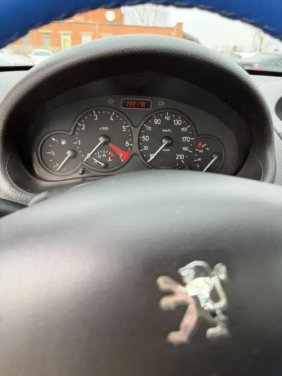 Grey Peugeot 206 2001 in Ventspils, with an engine capacity of 1.60 L and mileage of 222 thousand km for 1690 €, photo 19 on AUTOMOTO.COM.LV