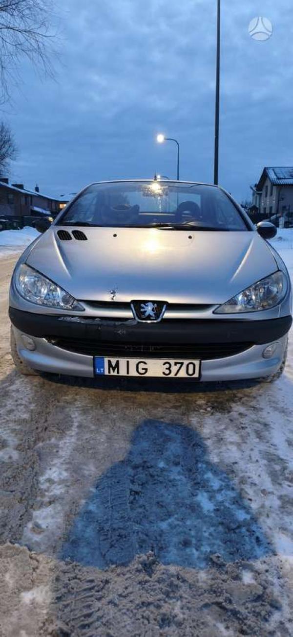 Pelēks Peugeot 206 2002 Kauņa, ar dzinēja tilpumu 1.59 L un nobraukumu 190 tūkst. km par 1000 €, foto 3 vietnē AUTOMOTO.COM.LV