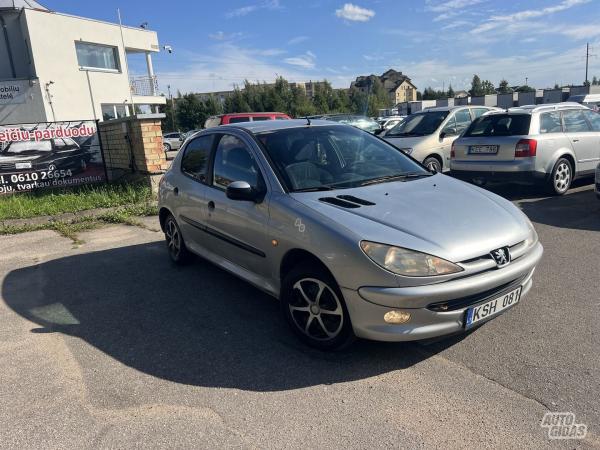 Пежо 206 2000 в Шяуляй на AUTOMOTO.COM.LV Серый Пежо 206 2000 в Шяуляй, объемом двигателя 2.00 л и пробегом 0 тыс. км за 499 €, фото 3 на AUTOMOTO.COM.LV