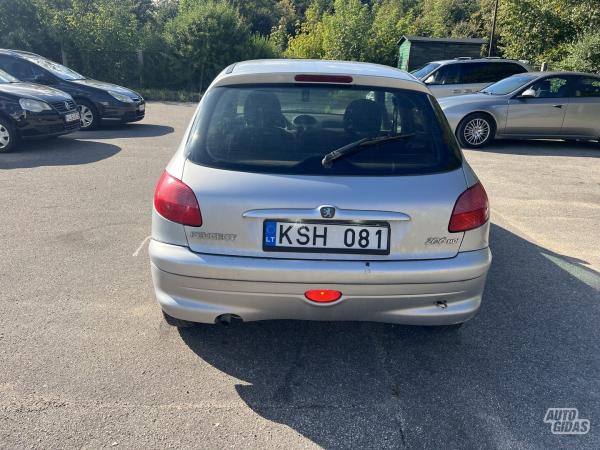 Пежо 206 2000 в Шяуляй на AUTOMOTO.COM.LV Серый Пежо 206 2000 в Шяуляй, объемом двигателя 2.00 л и пробегом 0 тыс. км за 499 €, фото 7 на AUTOMOTO.COM.LV