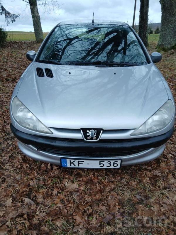 Grey Peugeot 206 2001 in Cesis, with an engine capacity of 1.40 L and mileage of 284 thousand km for 400 €, photo 2 on AUTOMOTO.COM.LV