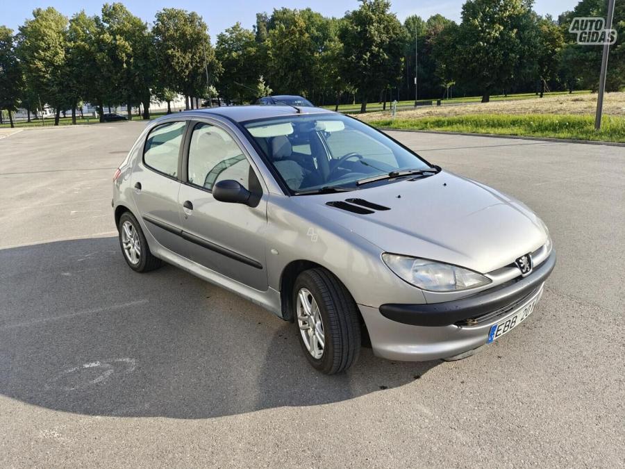 Pelēks Peugeot 206 2001 Kauņa, ar dzinēja tilpumu 1.90 L un nobraukumu 229 tūkst. km par 890 €, foto 1 vietnē AUTOMOTO.COM.LV