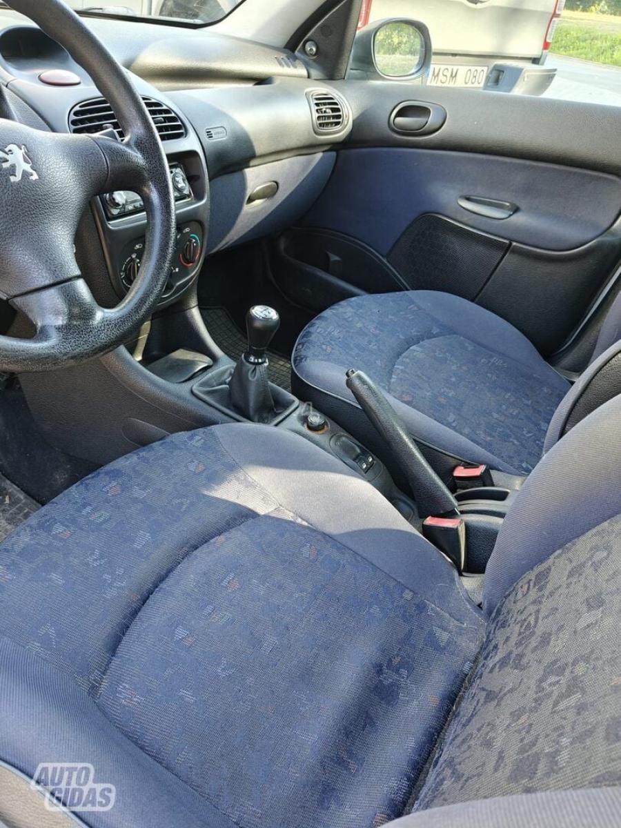 Pelēks Peugeot 206 2001 Kauņa, ar dzinēja tilpumu 1.90 L un nobraukumu 229 tūkst. km par 890 €, foto 6 vietnē AUTOMOTO.COM.LV