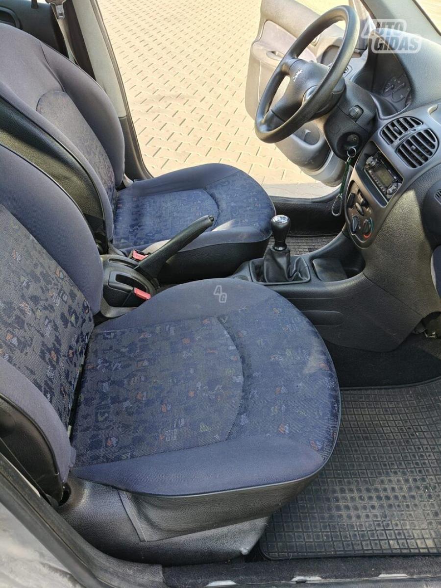 Pelēks Peugeot 206 2001 Kauņa, ar dzinēja tilpumu 1.90 L un nobraukumu 229 tūkst. km par 890 €, foto 7 vietnē AUTOMOTO.COM.LV