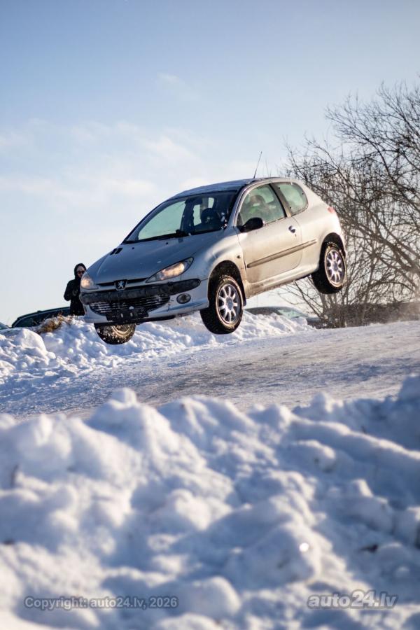 Pelēks Peugeot 206 2003 Tallina, ar dzinēja tilpumu 2.00 L un nobraukumu 0 tūkst. km par 700 €, foto 2 vietnē AUTOMOTO.COM.LV