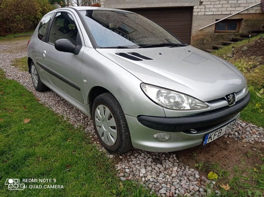 Grey Peugeot 206 2003 in Raseiniai, with an engine capacity of 1.40 L and mileage of 220 thousand km for 980 €, photo 1 on AUTOMOTO.COM.LV