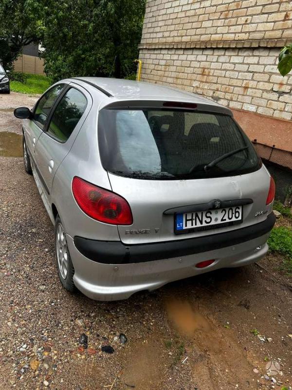 Pelēks Peugeot 206 2003 Kauņa, ar dzinēja tilpumu 1.40 L un nobraukumu 286 tūkst. km par 350 €, foto 2 vietnē AUTOMOTO.COM.LV