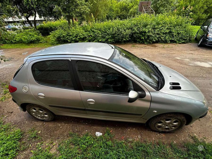 Pelēks Peugeot 206 2003 Kauņa, ar dzinēja tilpumu 1.40 L un nobraukumu 286 tūkst. km par 350 €, foto 5 vietnē AUTOMOTO.COM.LV