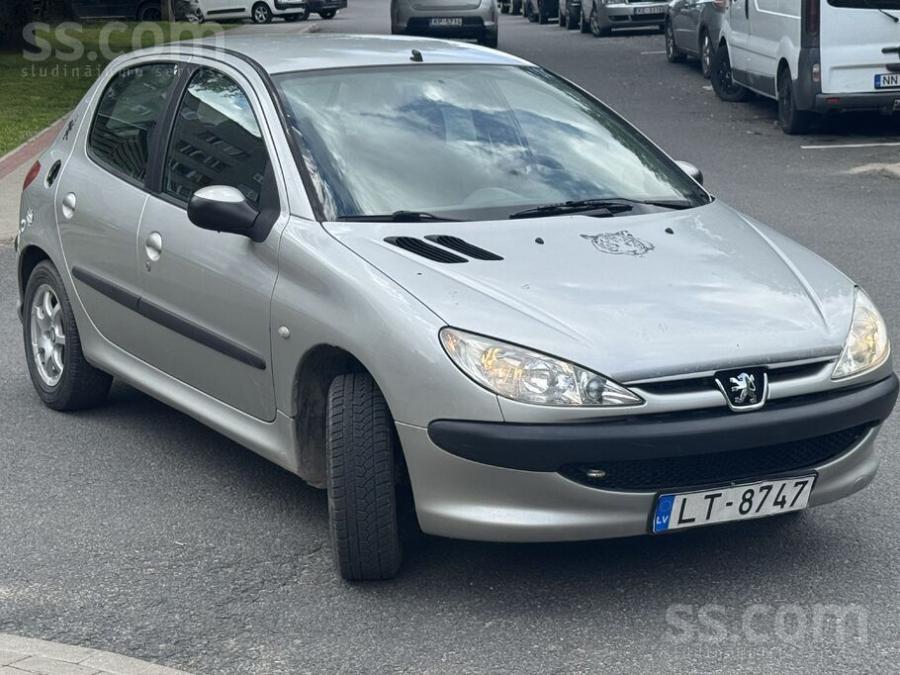 Pelēks Peugeot 206 2004 Rēzekne, ar dzinēja tilpumu 1.40 L un nobraukumu 232 tūkst. km par 410 €, foto 3 vietnē AUTOMOTO.COM.LV
