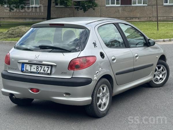 Grey Peugeot 206 2004 in Rezekne, with an engine capacity of 1.40 L and mileage of 232 thousand km for 410 €, photo 3 on AUTOMOTO.COM.LV