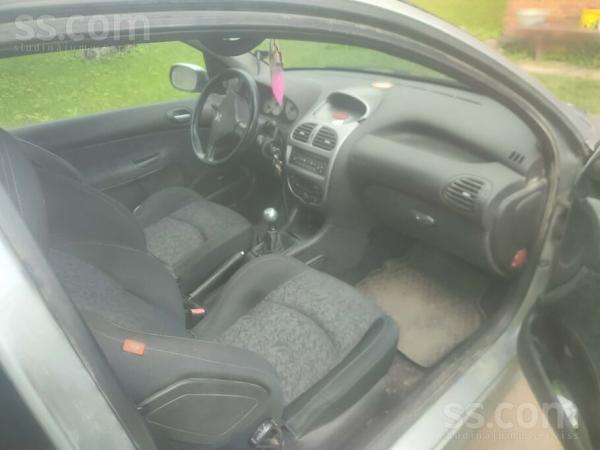 Pelēks Peugeot 206 2005 Ludza, ar dzinēja tilpumu 1.60 L un nobraukumu 354 tūkst. km par 750 €, foto 2 vietnē AUTOMOTO.COM.LV