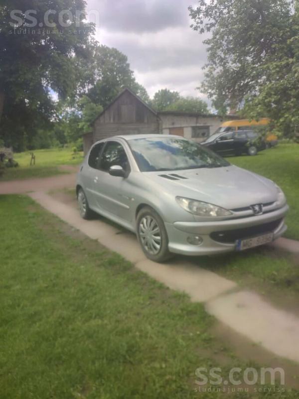 Grey Peugeot 206 2005 in Ludza, with an engine capacity of 1.60 L and mileage of 354 thousand km for 750 €, photo 4 on AUTOMOTO.COM.LV