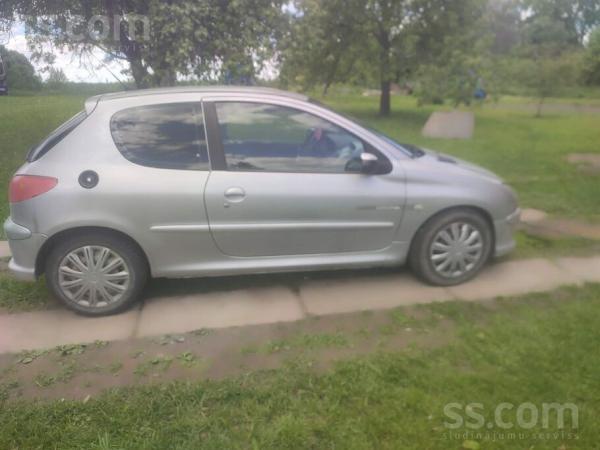 Серый Пежо 206 2005 в Лудза, объемом двигателя 1.60 л и пробегом 354 тыс. км за 750 €, фото 1 на AUTOMOTO.COM.LV