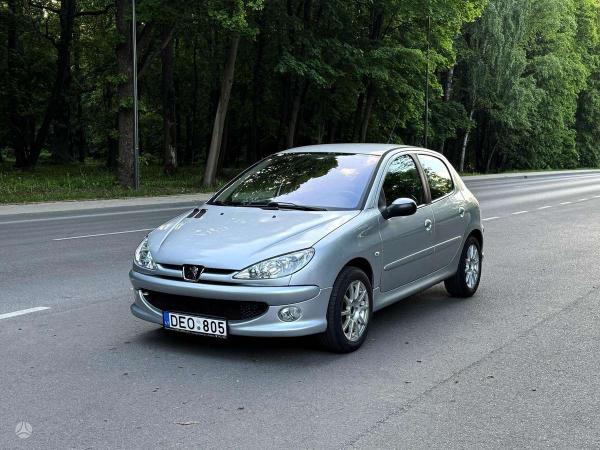 Pelēks Peugeot 206 2006 Kauņa, ar dzinēja tilpumu 1.36 L un nobraukumu 78 tūkst. km par 2000 €, foto 1 vietnē AUTOMOTO.COM.LV