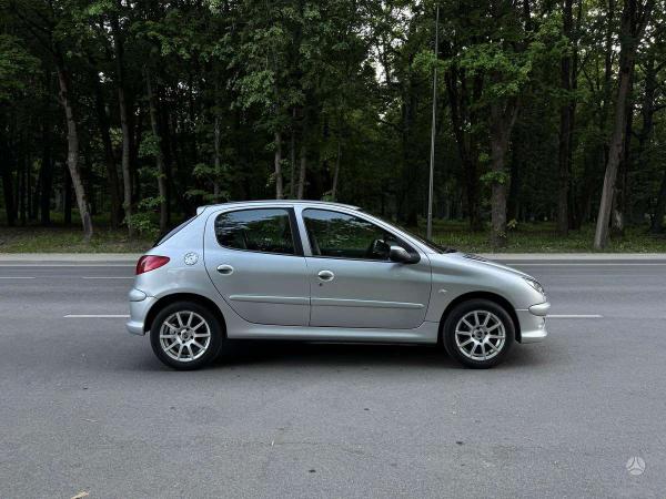 Pelēks Peugeot 206 2006 Kauņa, ar dzinēja tilpumu 1.36 L un nobraukumu 78 tūkst. km par 2000 €, foto 2 vietnē AUTOMOTO.COM.LV