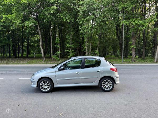 Pelēks Peugeot 206 2006 Kauņa, ar dzinēja tilpumu 1.36 L un nobraukumu 78 tūkst. km par 2000 €, foto 6 vietnē AUTOMOTO.COM.LV