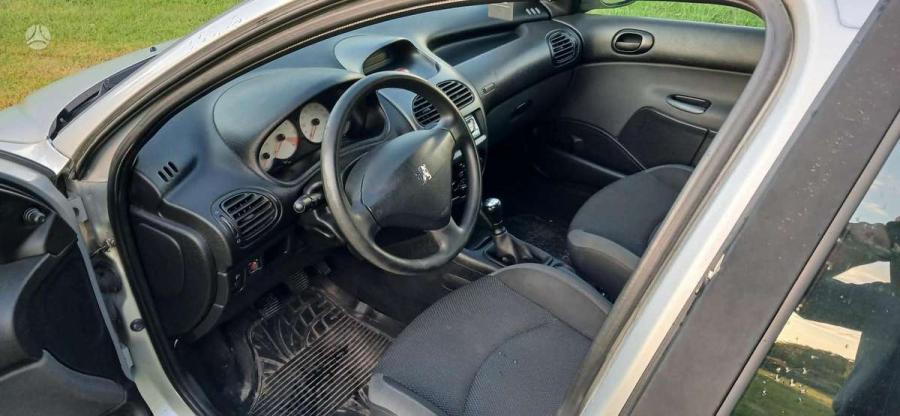Grey Peugeot 206 2007 in Vilnius, with an engine capacity of 1.40 L and mileage of 320 thousand km for 500 €, photo 6 on AUTOMOTO.COM.LV