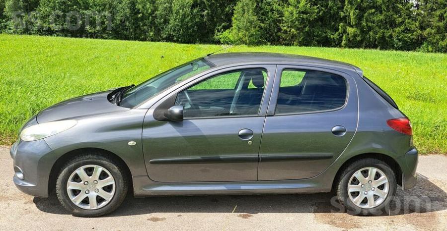 Pelēks Peugeot 206 2009 Daugavpils, ar dzinēja tilpumu 1.40 L un nobraukumu 142 tūkst. km par 3000 €, foto 1 vietnē AUTOMOTO.COM.LV