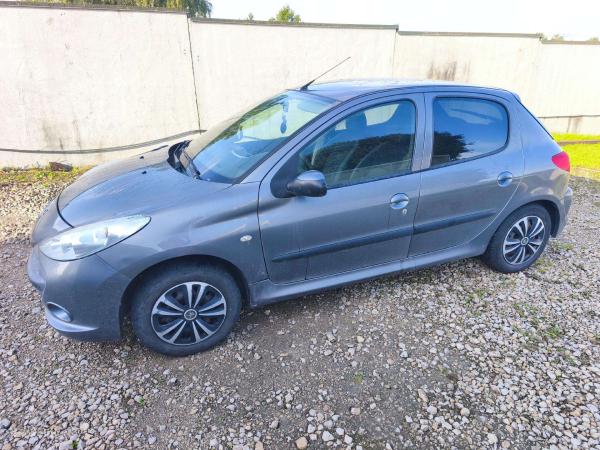 Grey Peugeot 206 2009 in Vilnius, with an engine capacity of 1.40 L and mileage of 210 thousand km for 1099 €, photo 5 on AUTOMOTO.COM.LV
