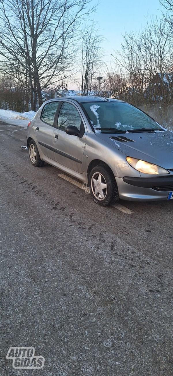 Peugeot 206 2002 Viļņa, ar dzinēja tilpumu 1.40 L un nobraukumu 394 tūkst. km par 650 €, foto 2 vietnē AUTOMOTO.COM.LV