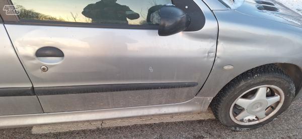 Peugeot 206 2002 Viļņa, ar dzinēja tilpumu 1.40 L un nobraukumu 394 tūkst. km par 650 €, foto 8 vietnē AUTOMOTO.COM.LV