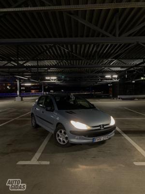 Peugeot 206 2002 Šauļi, ar dzinēja tilpumu 1.60 L un nobraukumu 325 tūkst. km par 1050 €, foto  vietnē AUTOMOTO.COM.LV