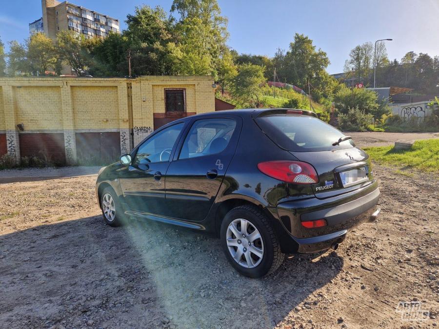 Peugeot 206 2010 Viļņa, ar dzinēja tilpumu 1.40 L un nobraukumu 120 tūkst. km par 350 €, foto 5 vietnē AUTOMOTO.COM.LV