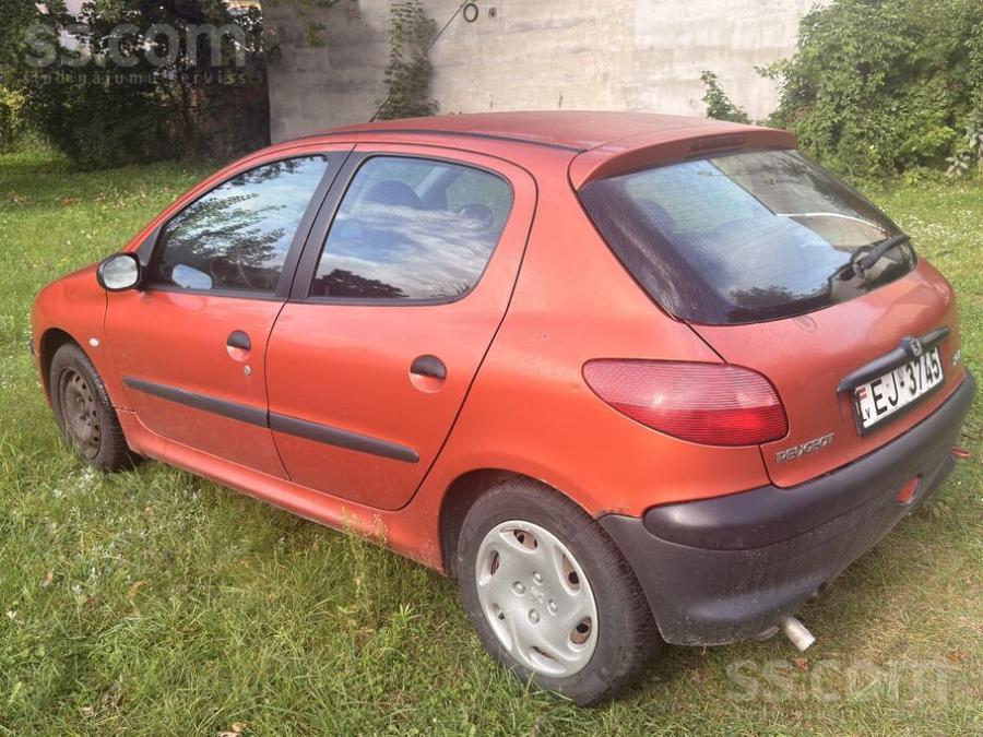 Orange Peugeot 206 2001 in Riga, with an engine capacity of 1.40 L and mileage of 164 thousand km for 950 €, photo 1 on AUTOMOTO.COM.LV