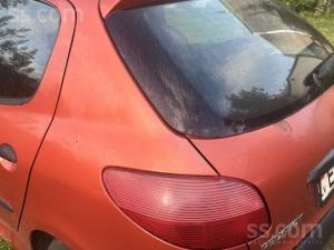 Orange Peugeot 206 2001 in Riga, with an engine capacity of 1.40 L and mileage of 164 thousand km for 950 €, photo 3 on AUTOMOTO.COM.LV
