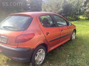 Orange Peugeot 206 2001 in Riga, with an engine capacity of 1.40 L and mileage of 164 thousand km for 950 €, photo 5 on AUTOMOTO.COM.LV