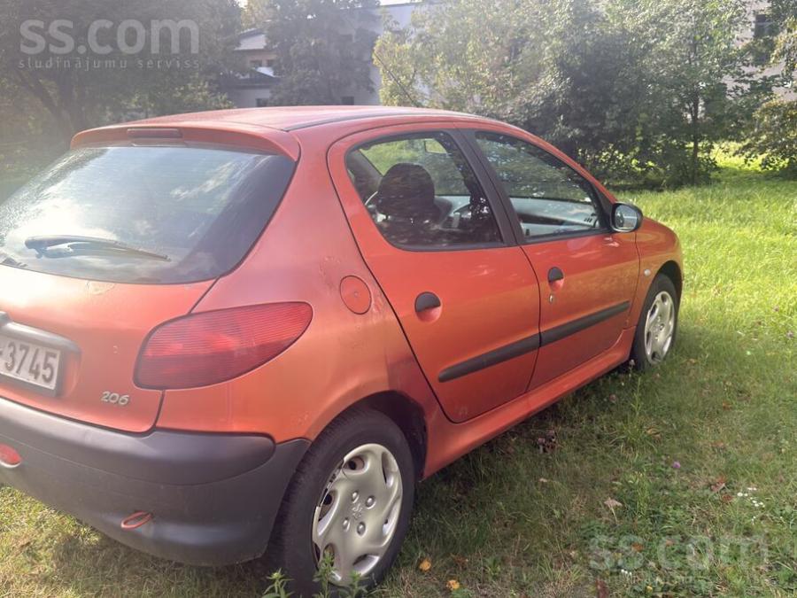 Orange Peugeot 206 2001 in Riga, with an engine capacity of 1.40 L and mileage of 164 thousand km for 950 €, photo 5 on AUTOMOTO.COM.LV