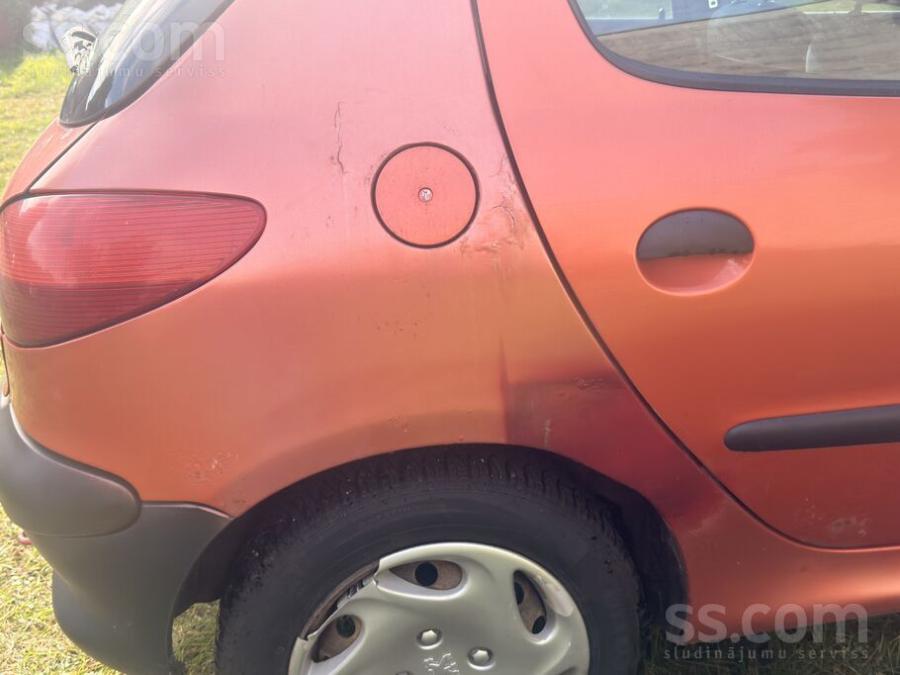 Orange Peugeot 206 2001 in Riga, with an engine capacity of 1.40 L and mileage of 164 thousand km for 950 €, photo 6 on AUTOMOTO.COM.LV