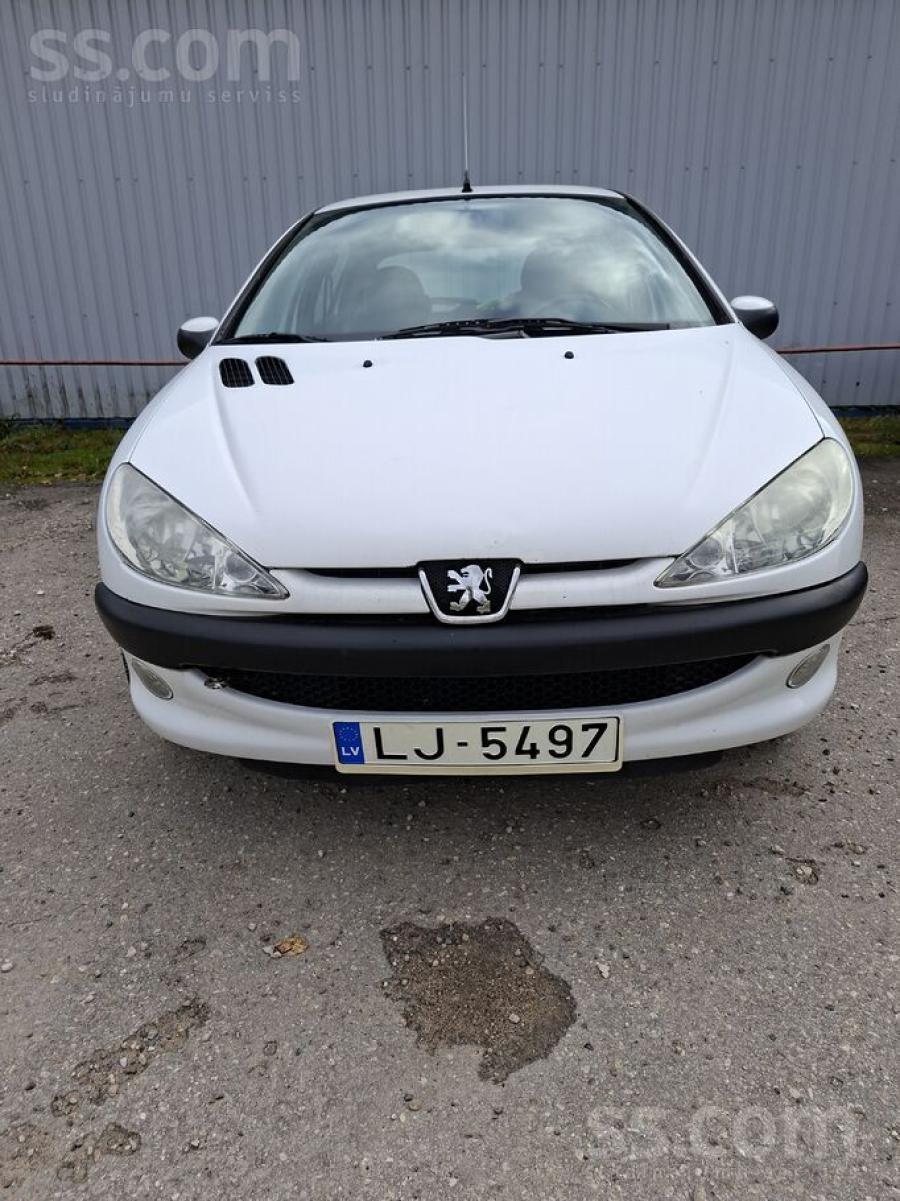 White Peugeot 206 2003 in Madona, with an engine capacity of 1.10 L and mileage of 147 thousand km for 1281 €, photo 1 on AUTOMOTO.COM.LV