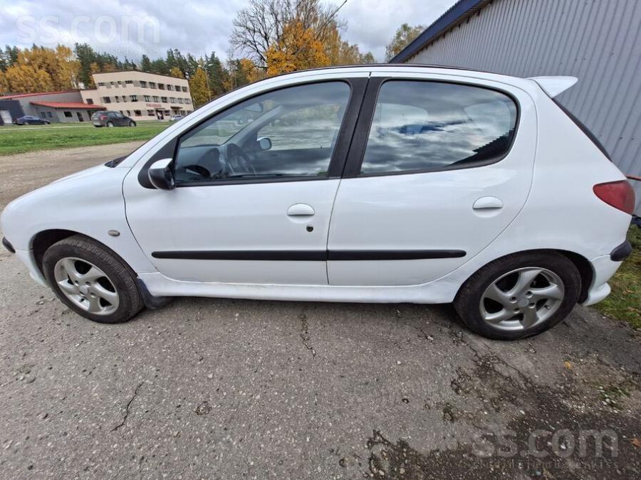 White Peugeot 206 2003 in Madona, with an engine capacity of 1.10 L and mileage of 147 thousand km for 1281 €, photo 4 on AUTOMOTO.COM.LV