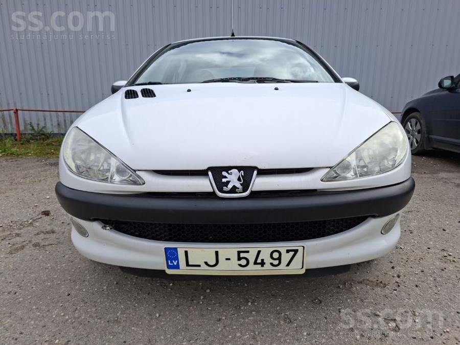 White Peugeot 206 2003 in Madona, with an engine capacity of 1.10 L and mileage of 147 thousand km for 1281 €, photo 8 on AUTOMOTO.COM.LV